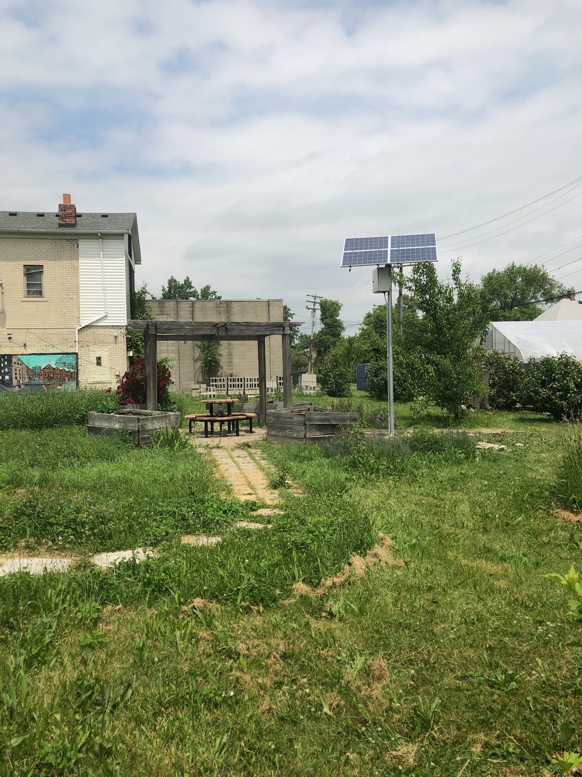 A Unique Solar Solution for Detroit: Off Grid Solar Charging Station ...